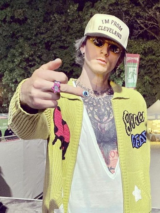 ًkatie Loves Kells On Twitter I Broke Every Bone Except My Middle Finger