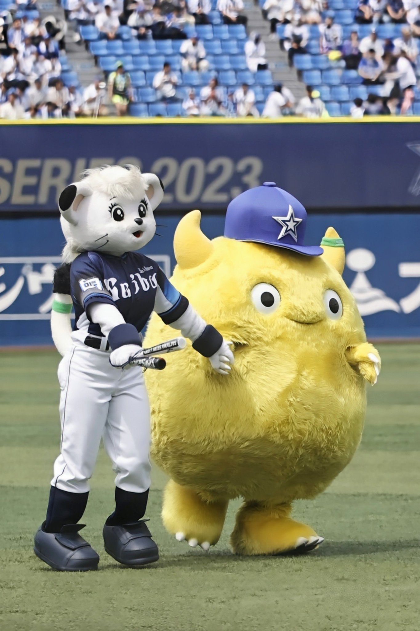 じゅんじゅん (へんないきもの) on Twitter: "マスコットの手繋ぎは荒廃した世界を救う🙏 #ライナかわいい #チャピー https://t.co/EyARVa3jF1" / Twitter