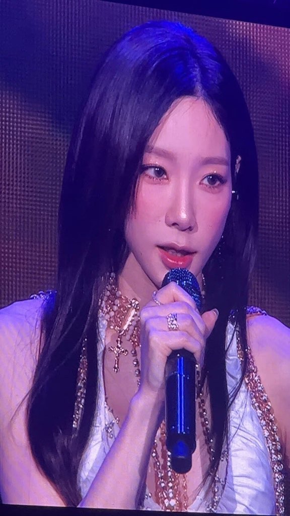 jam | TAEYEON 🧎‍♀️🧎‍♀️ on Twitter: "Taeyeon in her Sone visual heart attack survival mode 😭😭😭"