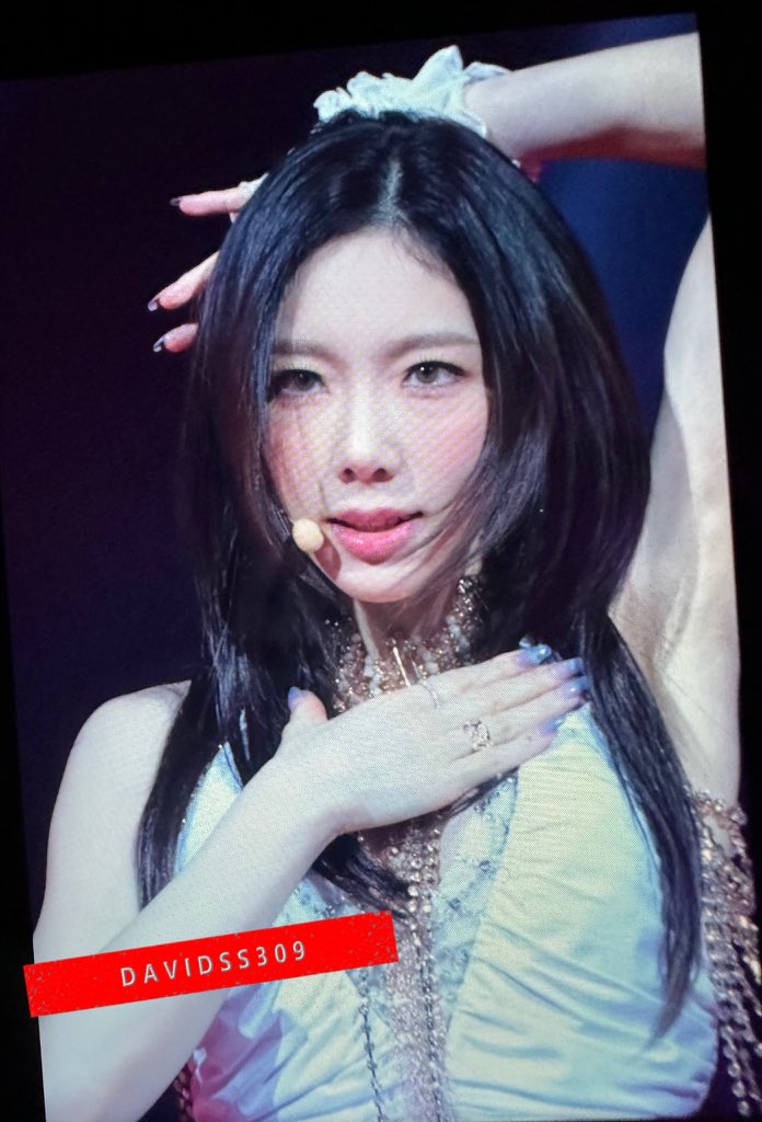 jam | TAEYEON 🧎‍♀️🧎‍♀️ on Twitter: "Taeyeon in her Sone visual heart attack survival mode 😭😭😭"