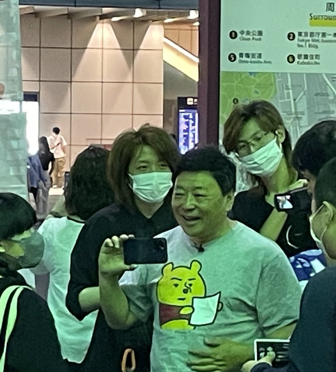 无人机咻咻咻 On Twitter 日本网友今天在日本东京新宿区发现有个男人在路边搭讪小女生。 还全程对着他搭讪的女生拍照