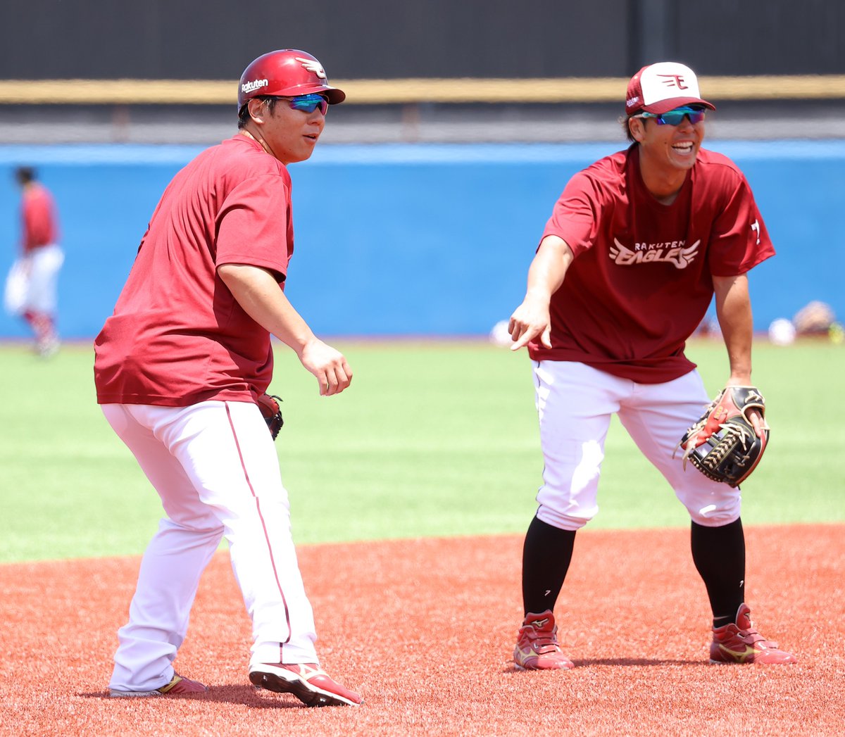 サンスポ×EAGLES on Twitter: "【ヤクルトｰ楽天】 4日、三塁の守備位置で仲良くノックを受ける炭谷銀仁朗選手と鈴木大地選手。炭谷選手、1500試合出場達成おめでとうございます ...