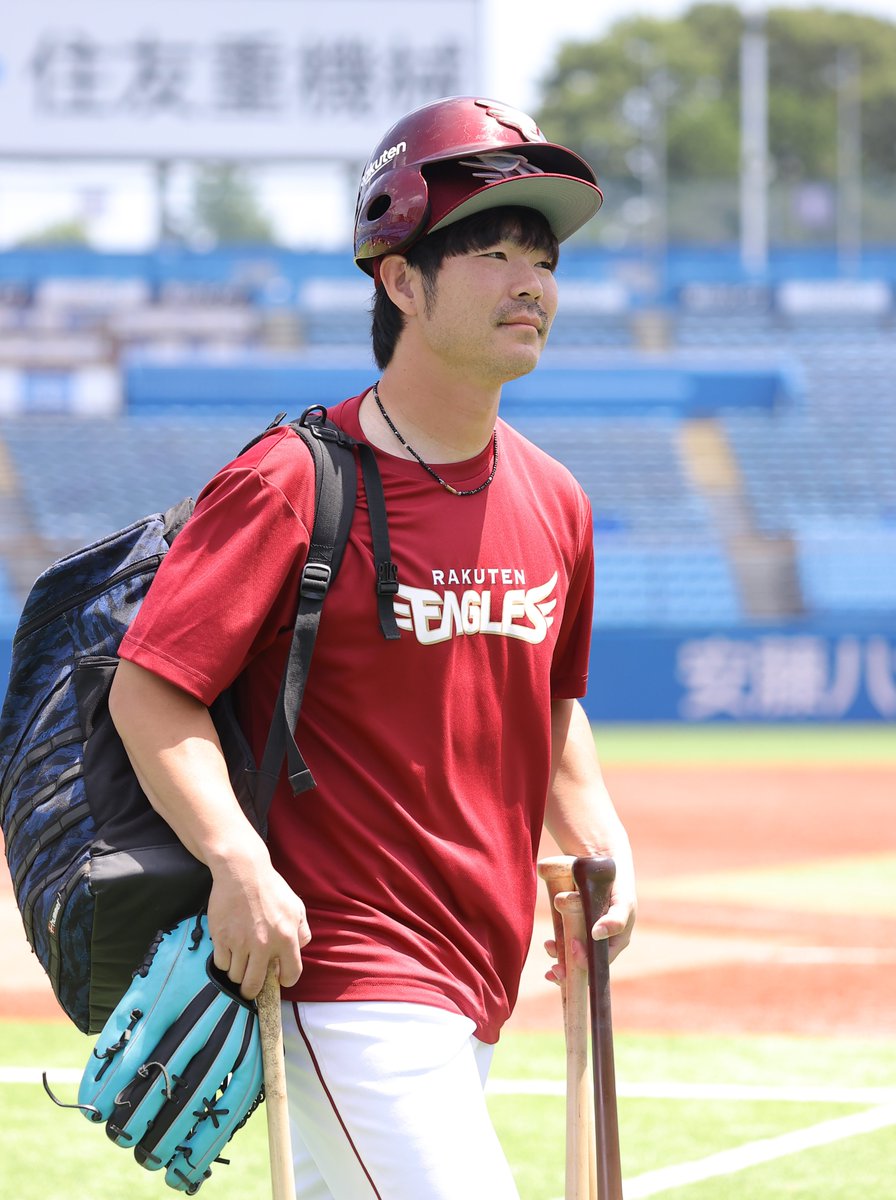 サンスポ×EAGLES on Twitter: "【ヤクルトｰ楽天】 4日、練習に臨む島内宏明選手。身振り手振りを交えて話す今江敏晃打撃コーチの話に聞き入っている様子。https ...
