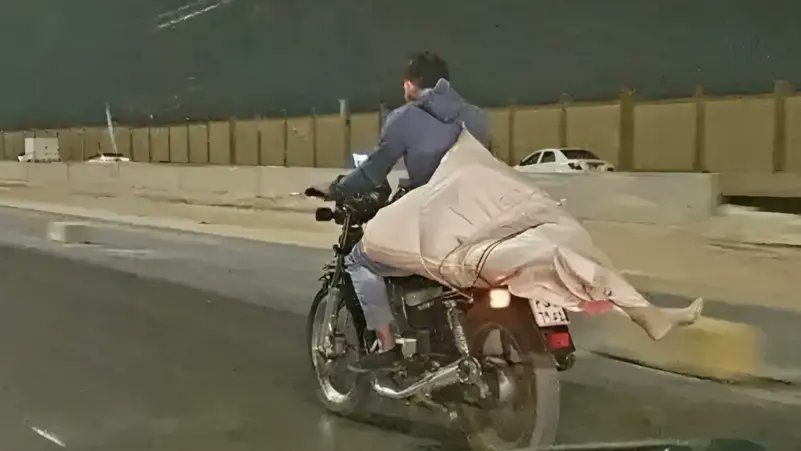 إياد الحمود On Twitter مصر… صورة أثارت ضجة لشخص على دراجة نارية يحمل