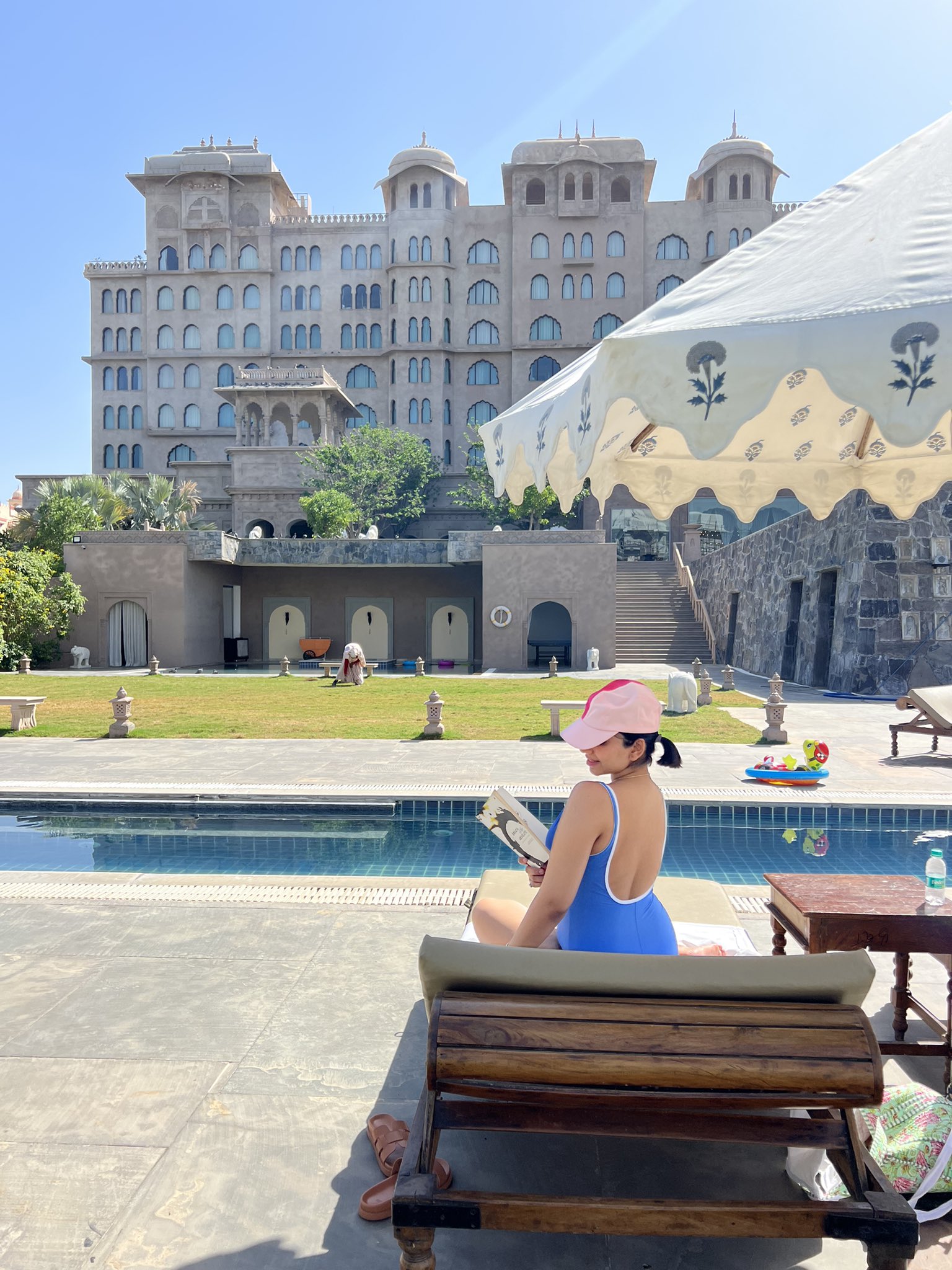 Rishika🌹 on Twitter: "This is how I wanna spend all my summers 🏊‍♀️📖🌞🍹 https://t.co/edM5McHp88 ...