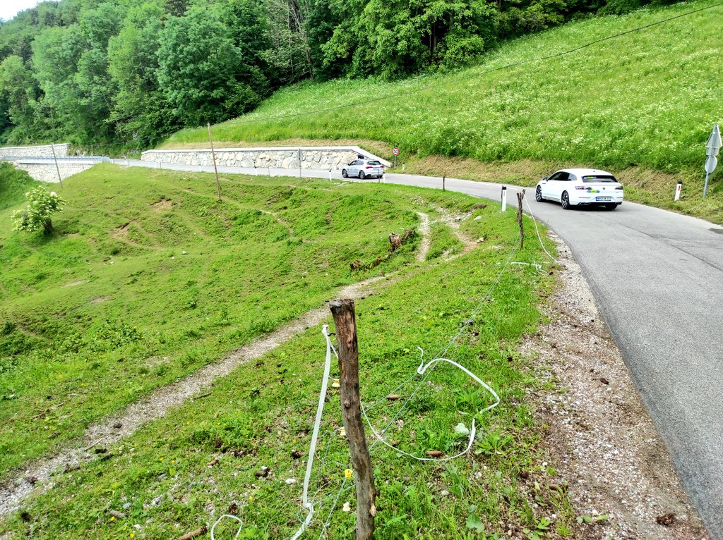 Toni Gruden on Twitter: "Na prvem padec in odstop 4 kolesarjev. Odpeljali so jih v resilcu ...