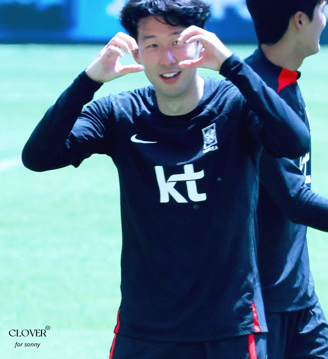 클로버 on Twitter: "230617 부산 아시아드경기장 파워에이드 오픈트레이닝 #손흥민 #HeungMinSon #Sonny 팬들 환호에 하트 날리는거 귀여워🫶🏻 ...