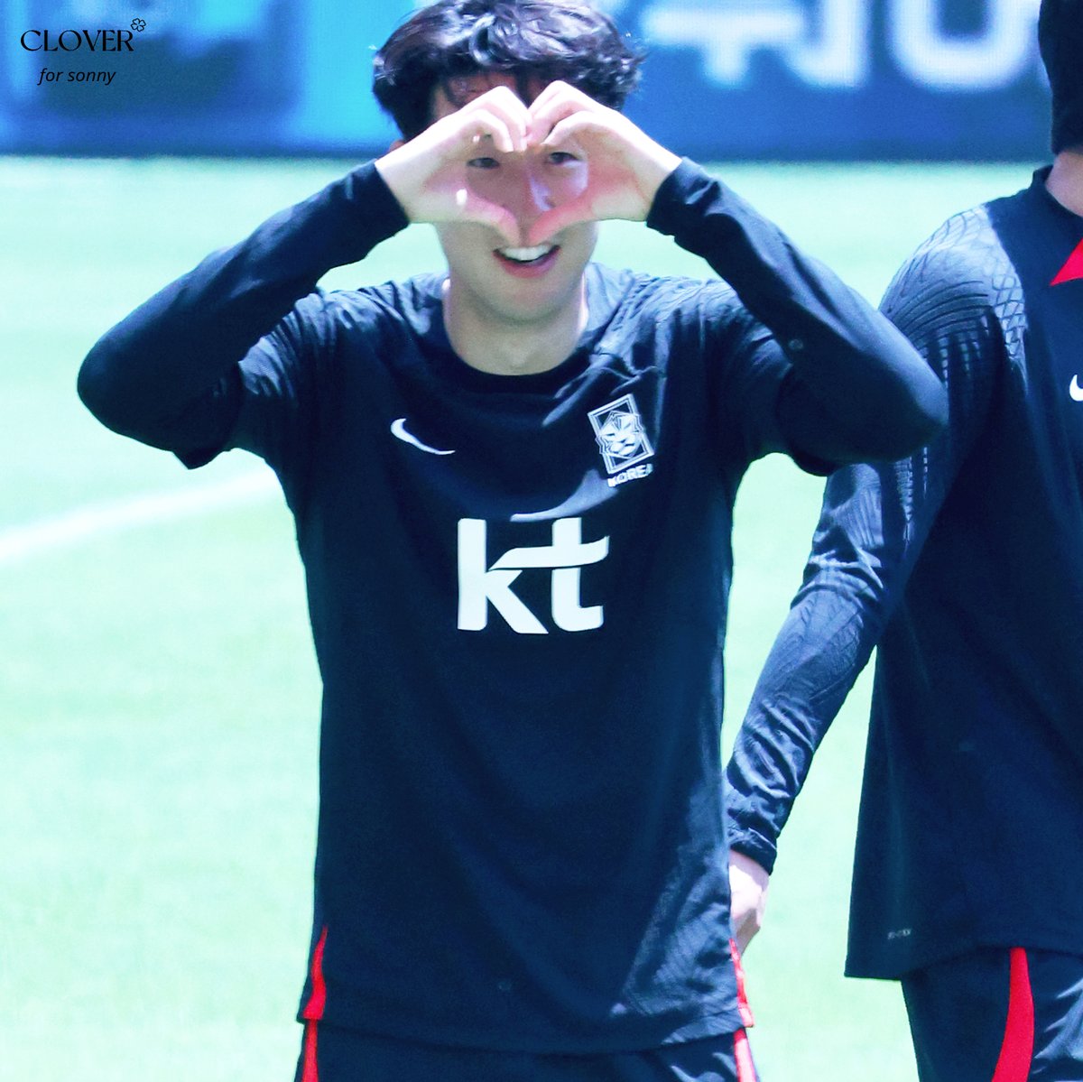 클로버 on Twitter: "230617 부산 아시아드경기장 파워에이드 오픈트레이닝 #손흥민 #HeungMinSon #Sonny 팬들 환호에 하트 날리는거 귀여워🫶🏻 ...