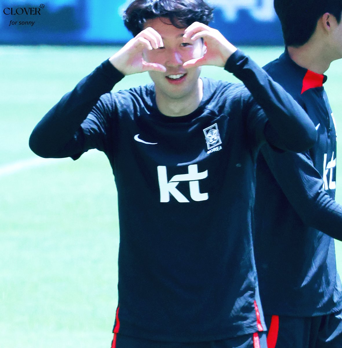 클로버 on Twitter: "230617 부산 아시아드경기장 파워에이드 오픈트레이닝 #손흥민 #HeungMinSon #Sonny 팬들 환호에 하트 날리는거 귀여워🫶🏻 ...