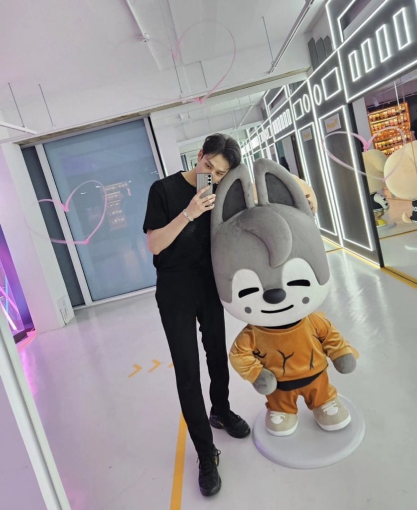ㅂㅊ on Twitter: "BANG CHAN POSTED ON INSTAGRAM SELFIES WITH WOLF CHAN 😭😭"