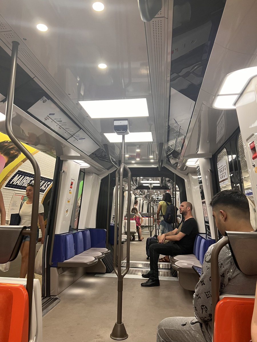 Enrajé on Twitter: "Magnifiques nouvelles rames pour la l11"