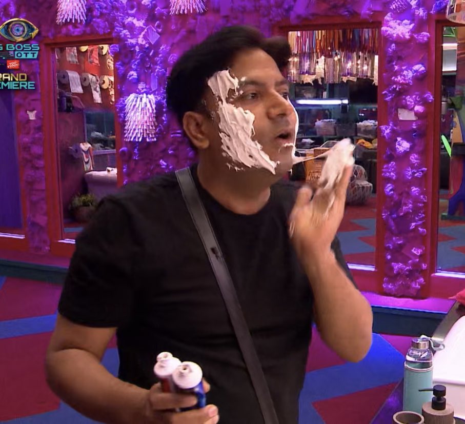 tejran_adi on Twitter: "fuck muh pe koi toothpaste kese laga sakta hein😭😂 mere to jalan hoti ...