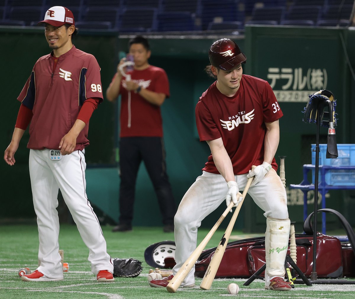 もっくん on Twitter: "RT @Sanspo_EAGLES: 【巨人ｰ楽天】17日、今江敏晃打撃コーチと楽しそうに話す伊藤裕季也選手。 https://sanspo.com ...