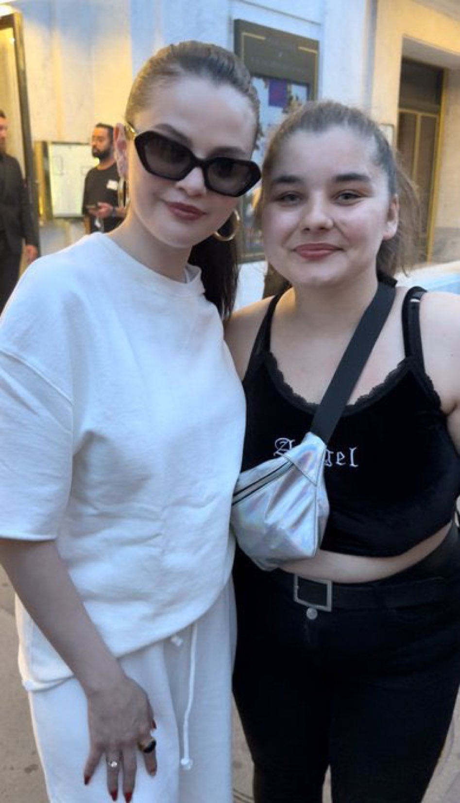 Selena Gomez News On Twitter Selena Gomez With A Fan In Paris