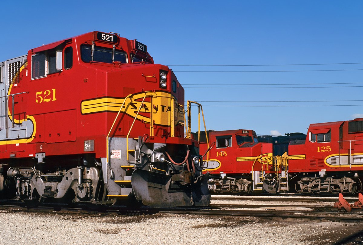 ImperiAr on Twitter: "RT @QStationMedia: Super Fleet Warbonnet Santa Fe locomotives are ...