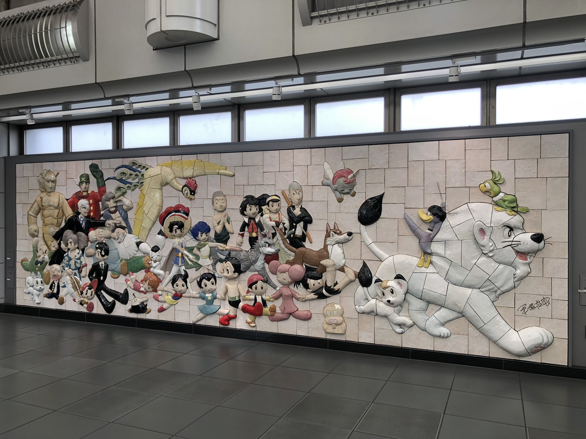 Man In Dalian 〜大連の片隅から〜 On Twitter Yugyo7e 東京「りんかい線」の「国際展示場」駅構内にある、手塚治虫先生のキャラクター陶板レリーフは、その