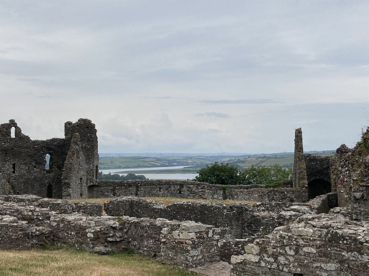 Carys Swain 🏴󠁧󠁢󠁷󠁬󠁳󠁿🇪🇺 on Twitter: "Mae’n rhaid bo’r olygfa o gopa’r bryn, ble saif adfeilion ...