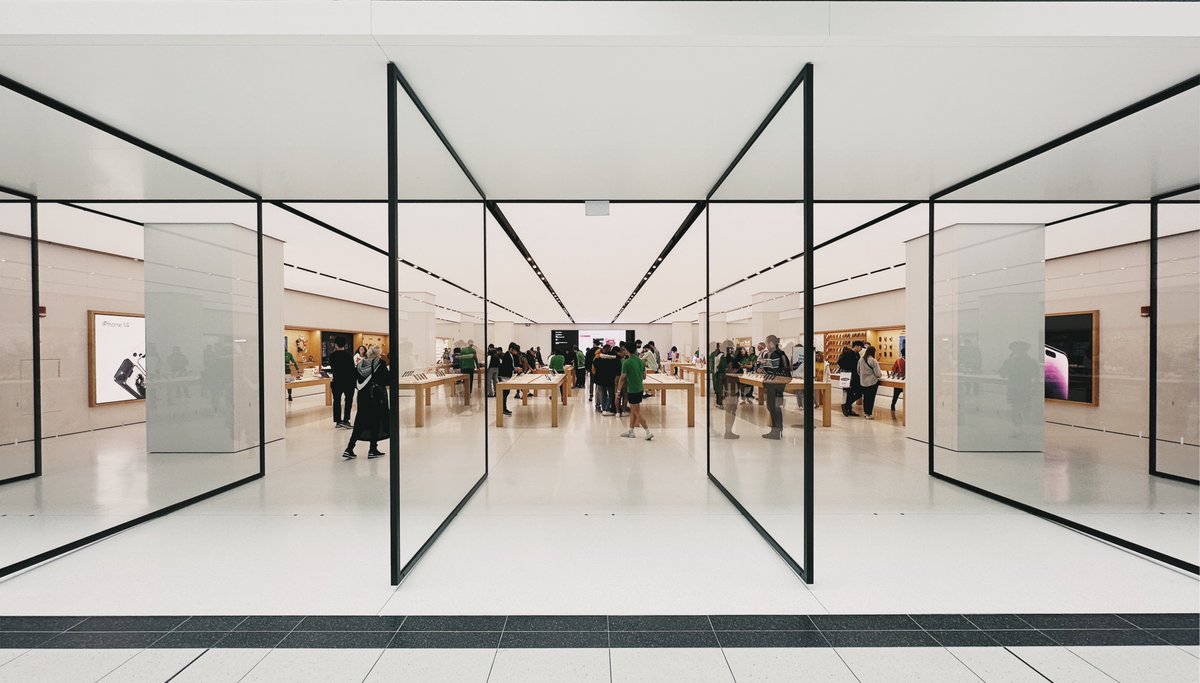 Basic Apple Guy on Twitter: "Vanishing Point Apple Eaton Centre (R121)"