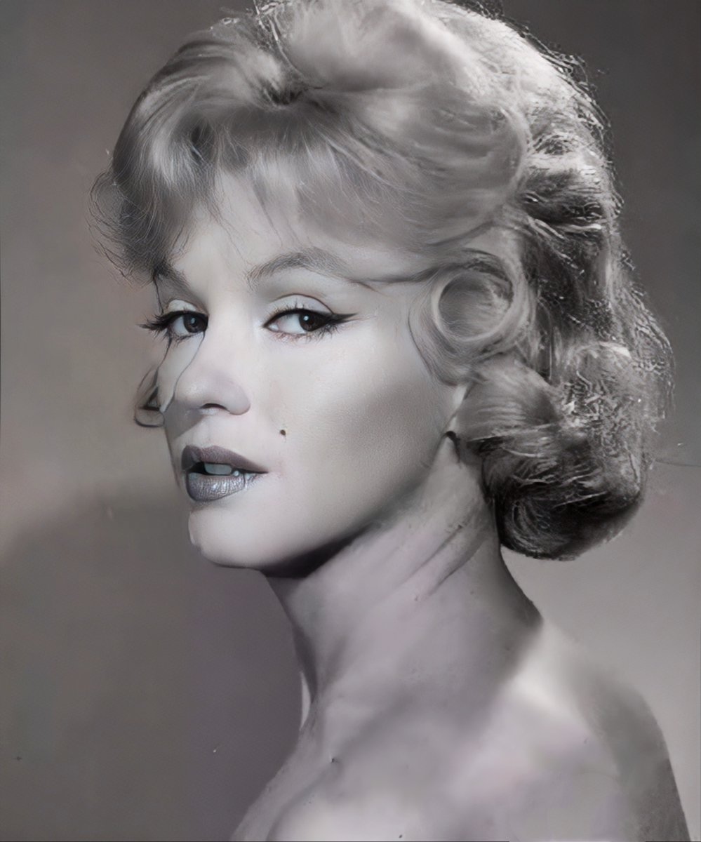 The Marilyn Diaries On Twitter Marilyn Monroe In A Hair And Makeup