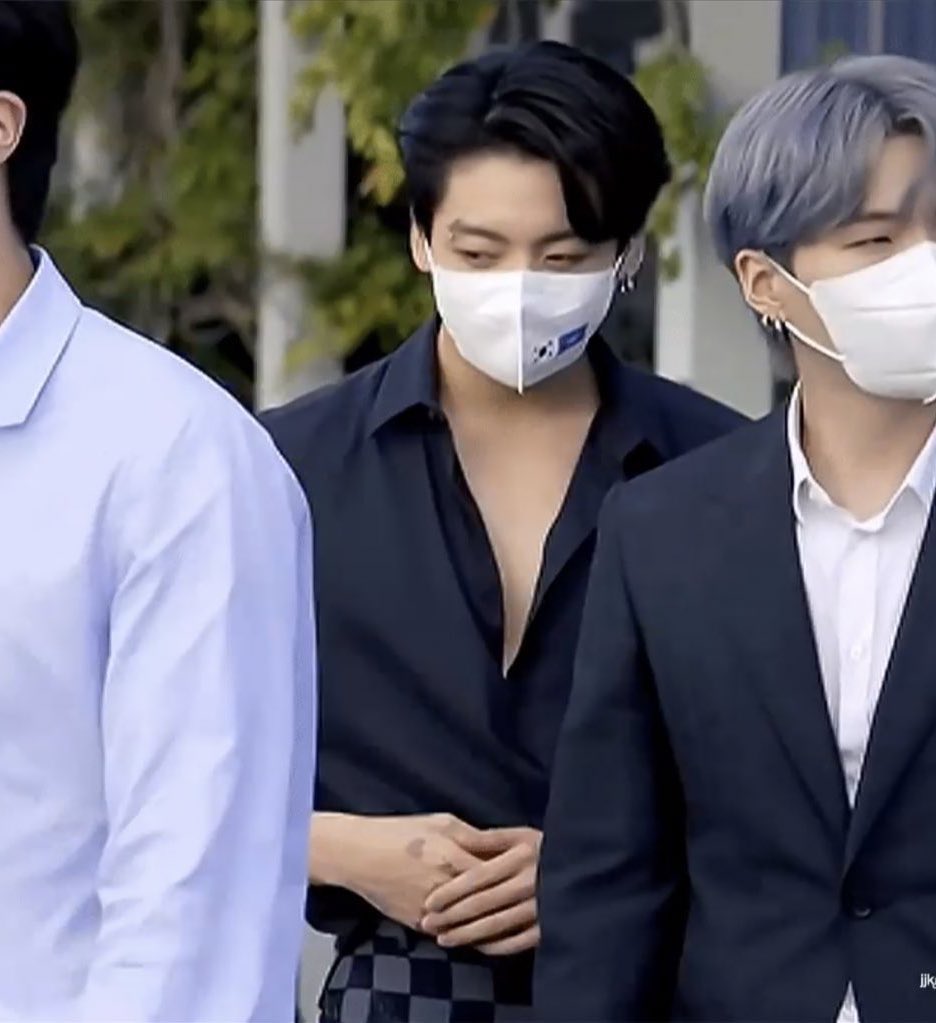 nana on Twitter: "RT @Luna_Lu_La: jungkook in new york. the side swept hair, piercings, tattoos ...