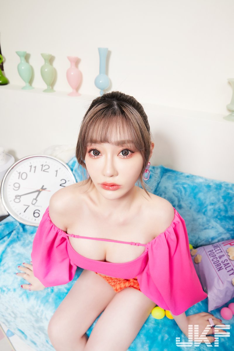 JKF 女郎 璃奈醬 @RiNa_Jiang1 短短時間，璃奈醬交出一部又一部寫真作品，照片中穠纖合度的完美身材，極具誘惑的眼神，宛如天生就注定要走模特這條路…... JKF @jkftaipei