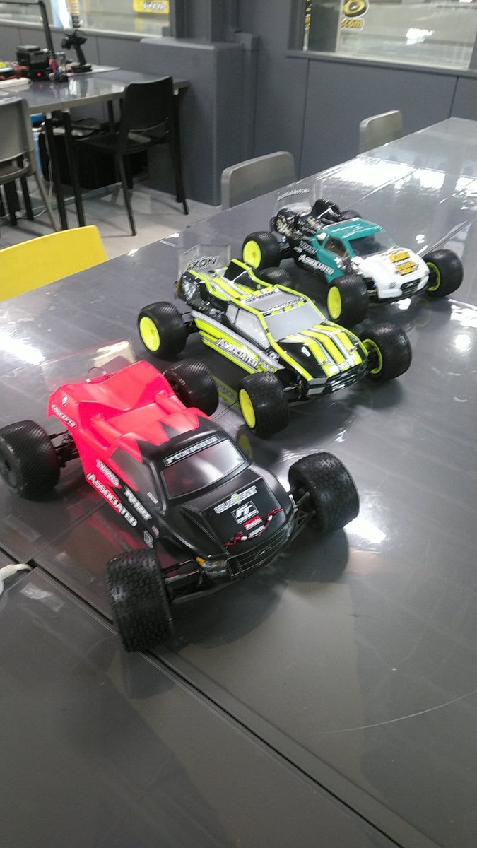 Yasuhiro(rc) On Twitter こんにちは☀ 今日のつくパーは知り合いも多く来ていて楽しいです😁 トラックも3台いるので迫力満点なチキチキを展開してます!