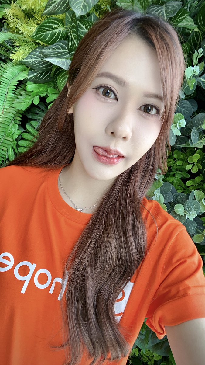 Shopee Thailand on Twitter: "ปลดล็อกรูป Selfie ต้าวเนย 💚 #Shopee66xUNEQ Shopee AdminNoey"