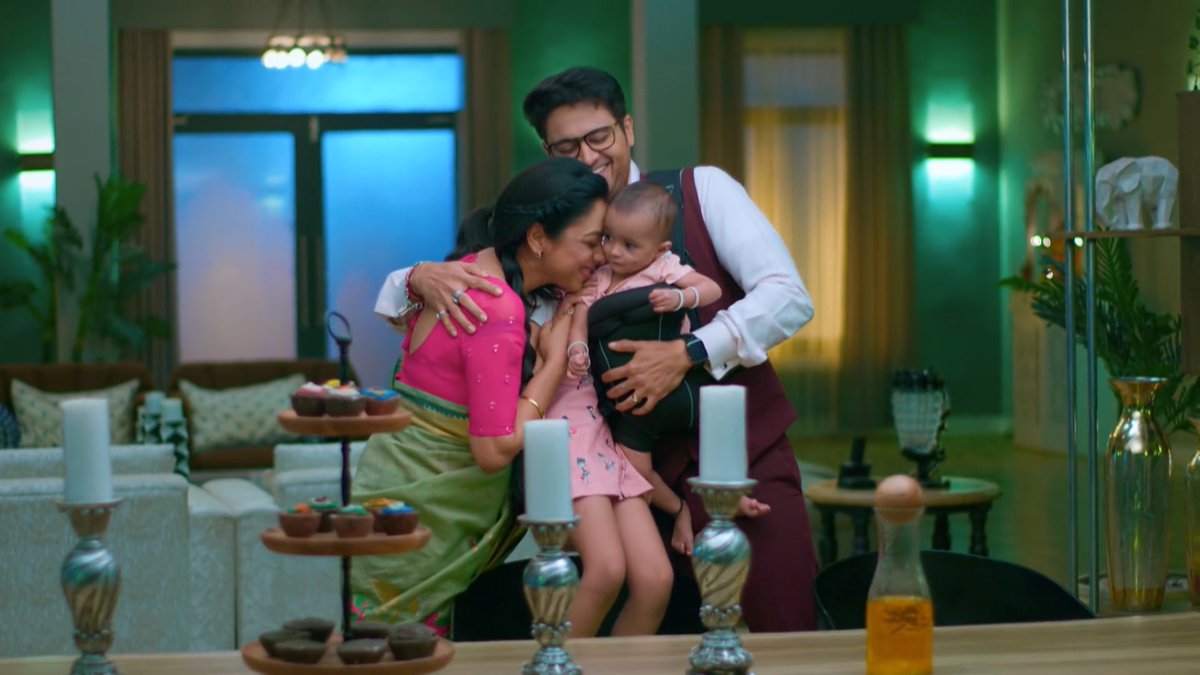 Priyanka Sharma on Twitter: "Hope they would have a family like this with CA n bio kid but nai ...