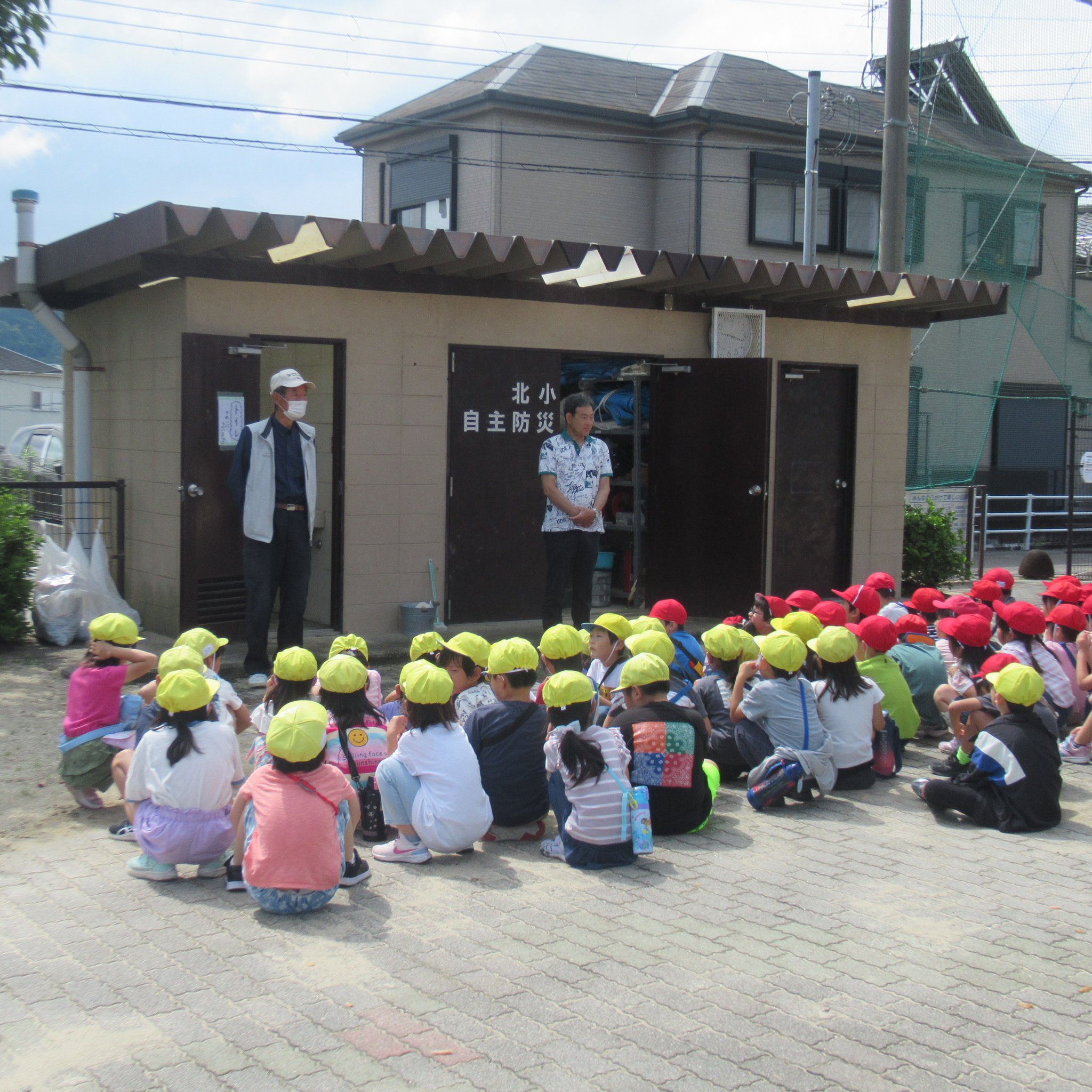 生駒市立生駒南小学校 On Twitter 1年生が生活科の学習の「公園たんけん」(学校の近くの公園を探検して絵や文に表す活動)でくぼいけ児童公園へ行ってきました。今日は比較的過ごしやすく