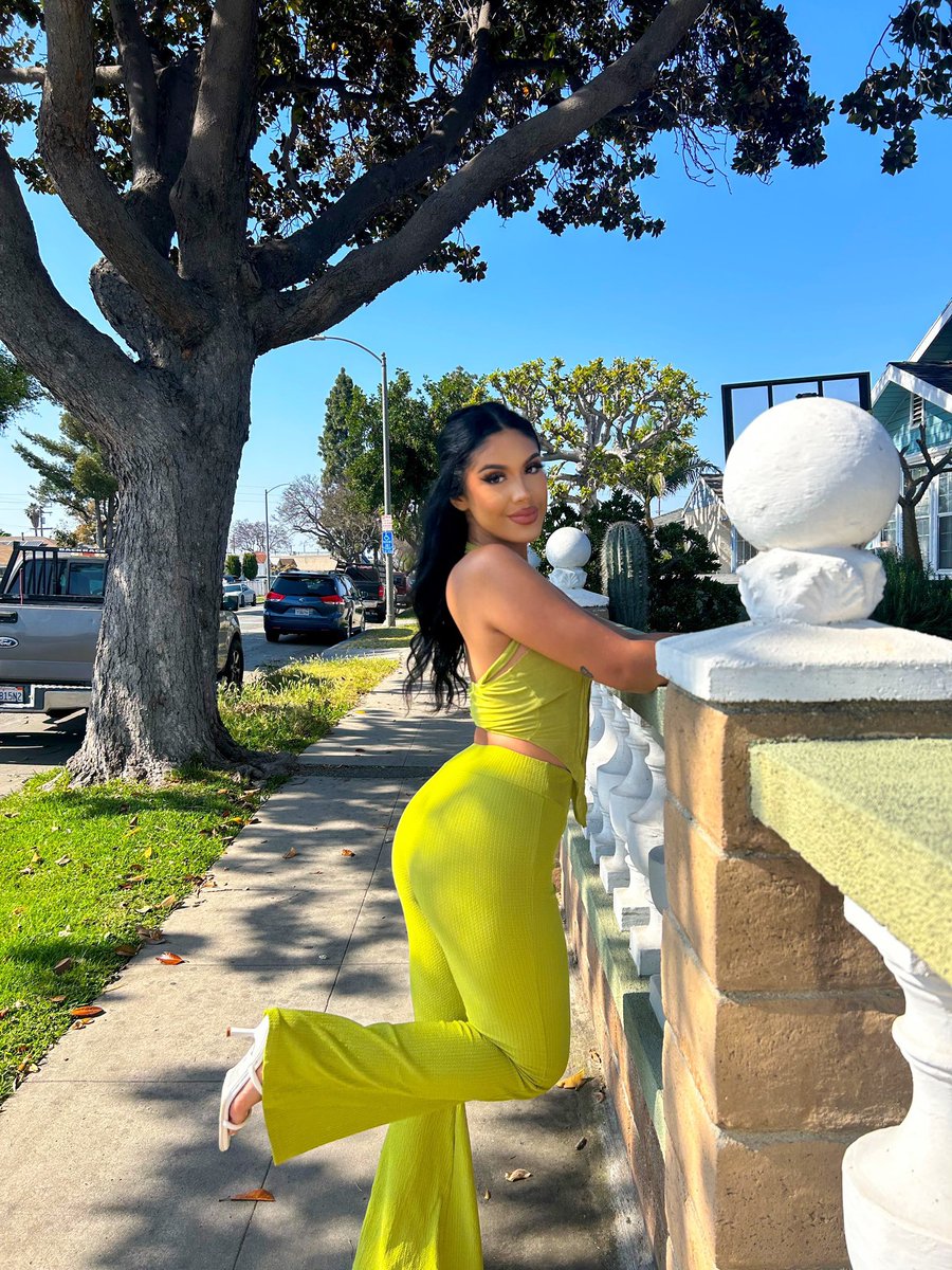 Classic Beauties on Twitter: "It’s not every day someone as beautiful as @paolasuxx let’s me ...