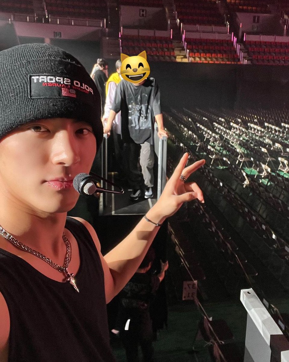 🖇📁 on Twitter: "[📸 060823] official_theboyz ig update! ERIC i ️ stage :) #THEBOYZ #ERIC"