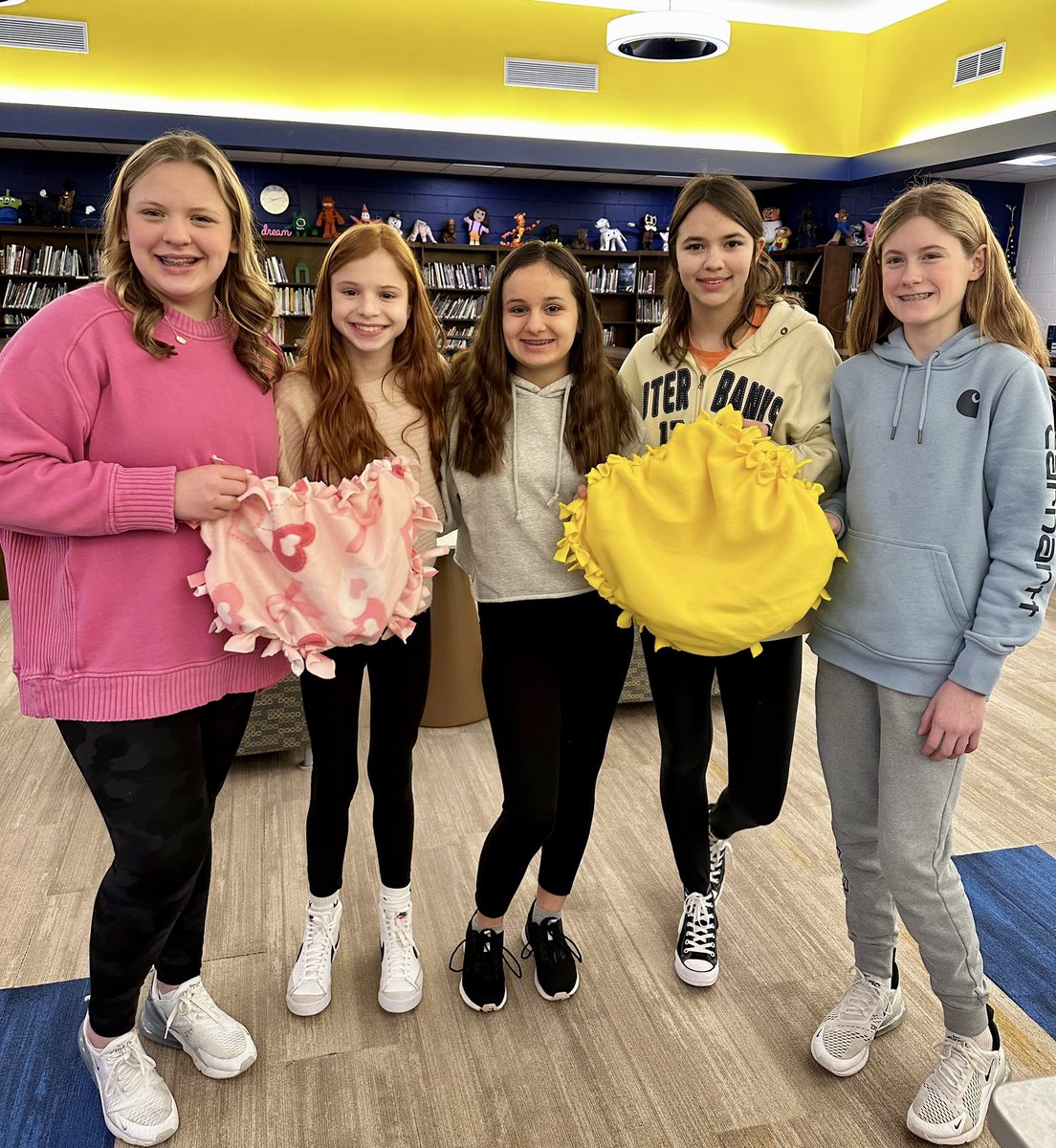 Mars Area SD on Twitter: "💛💙🐾 Great job! Students in #marsarea Middle School’s Spirit Club ...