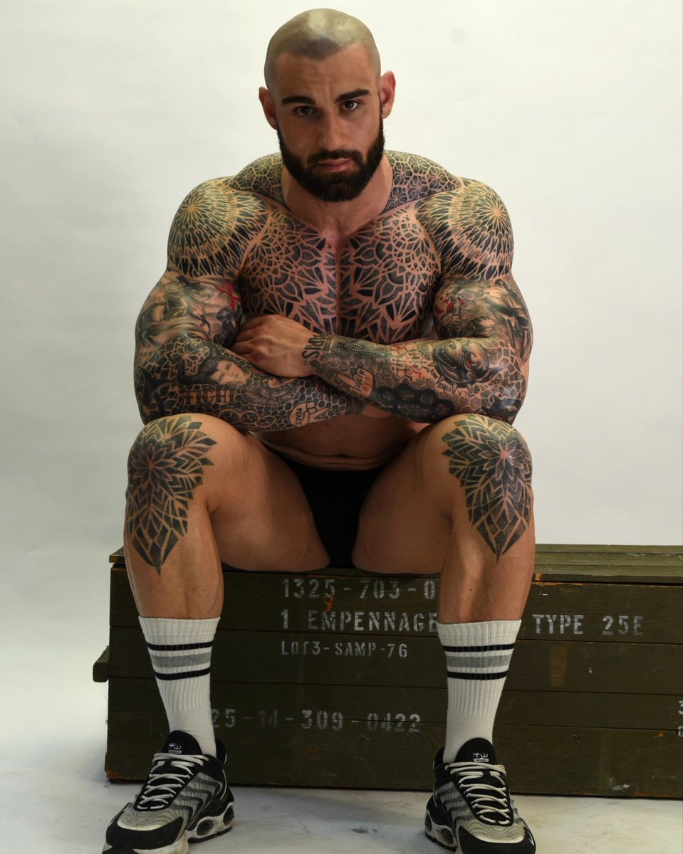 Axel Reed on Twitter: "Qui aime les sneakers? 👟 https://onlyfans.com/axelreedx"