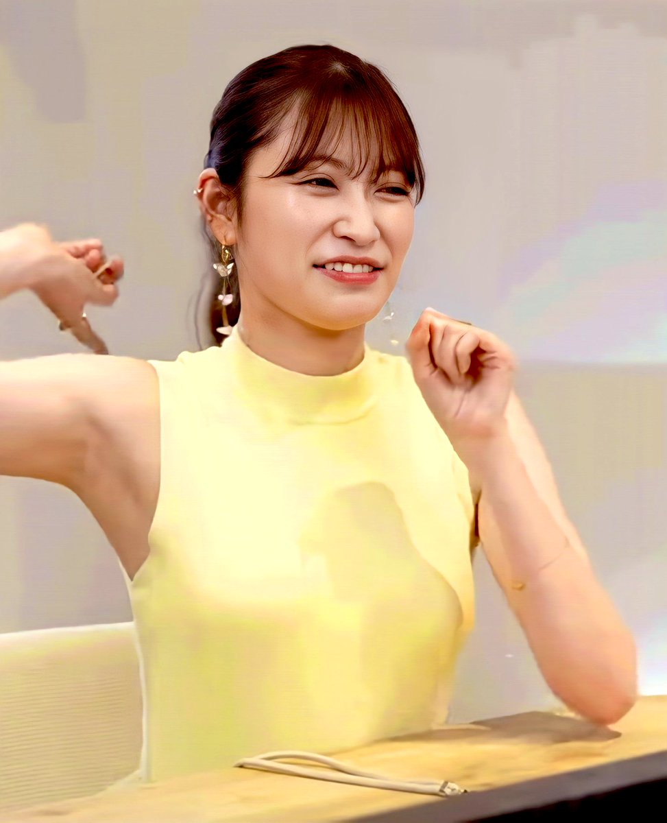 俊也™️ On Twitter 元nmb48の吉田朱里、現役アイドルの柏木由紀とコラボしたが、吉田朱里のノースリーブでの脇チラ、机に乳乗せ