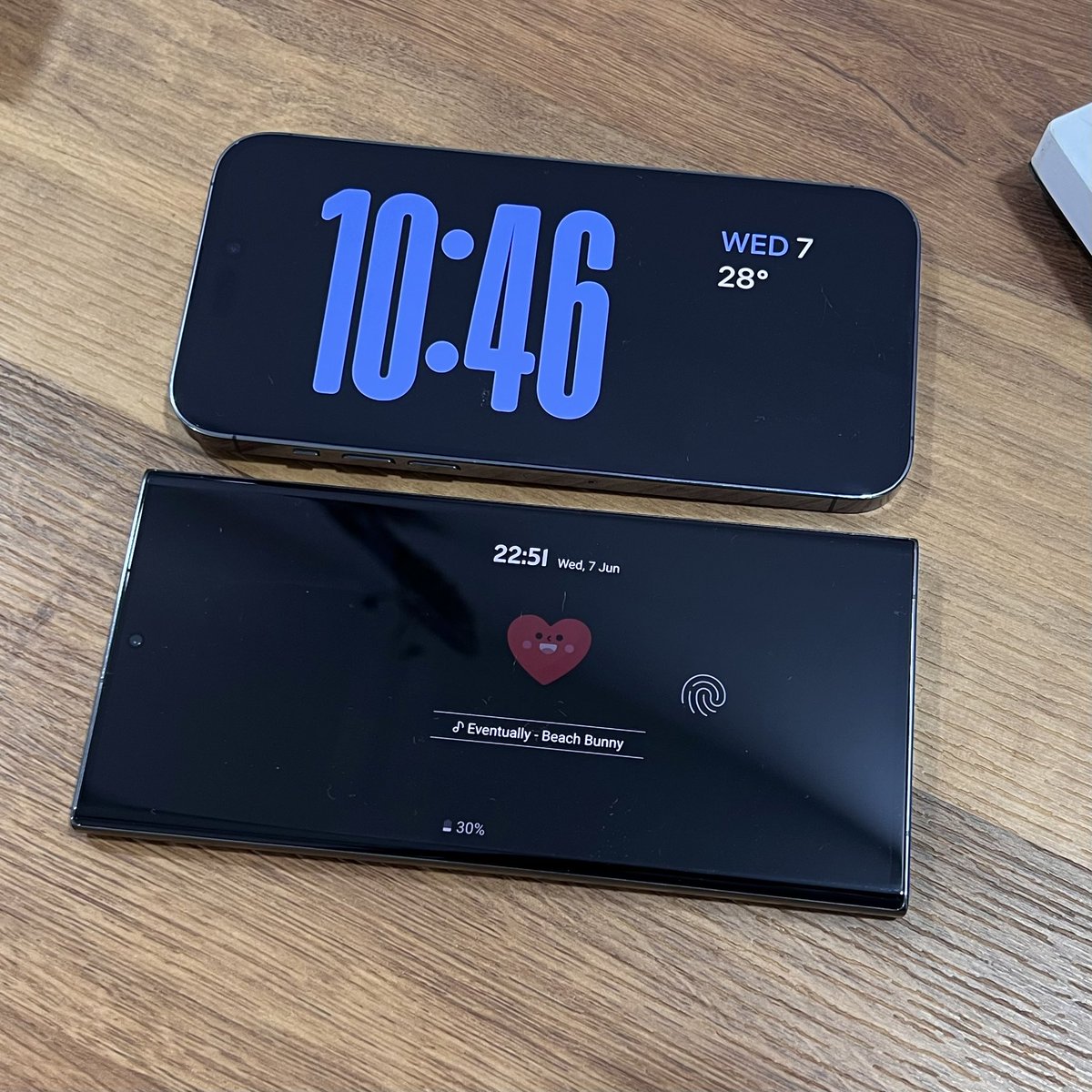 TechDroider on Twitter: "Apple iOS 17 vs Samsung OneUI 5.1 - StandBy Mode / Landscape AOD"