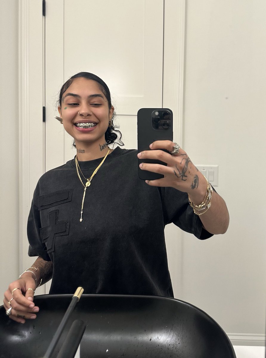 ℒ𝑒𝑜 🫧 On Twitter She Sexy 🥴