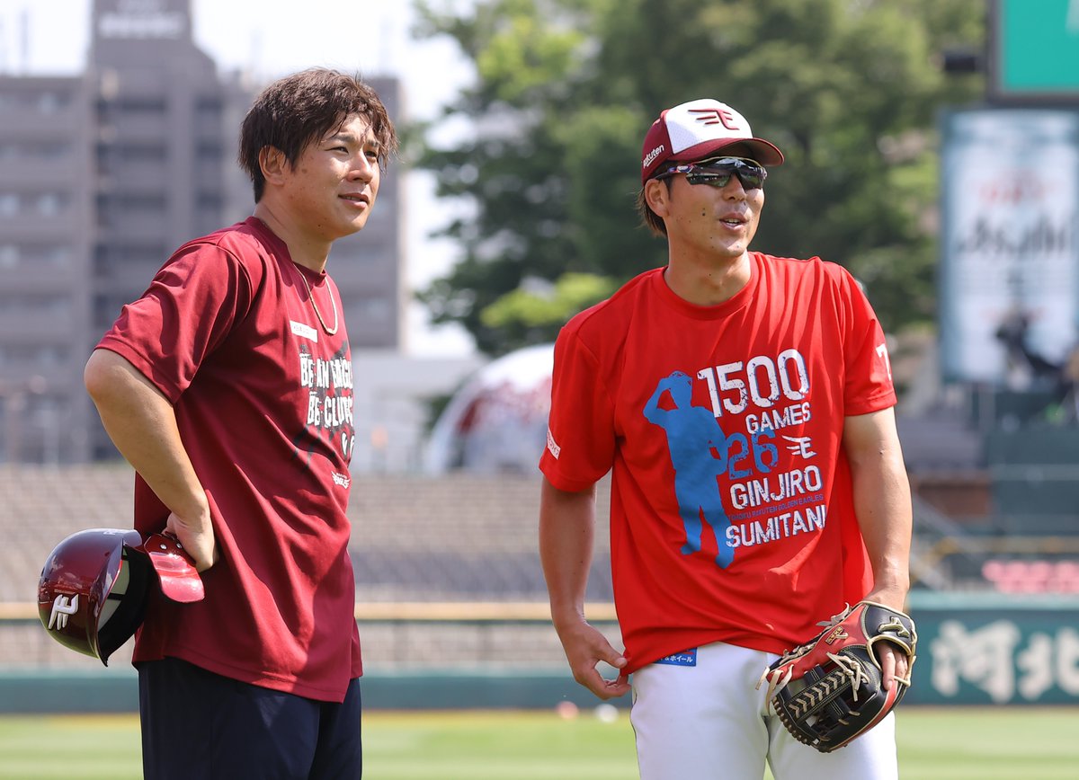 サンスポ×EAGLES on Twitter: "【楽天ｰ阪神】7日、炭谷銀仁朗選手と楽しそうに話す鈴木大地選手。ベンチを覗いていたら気づかれて笑顔をくれました。 https://sanspo ...