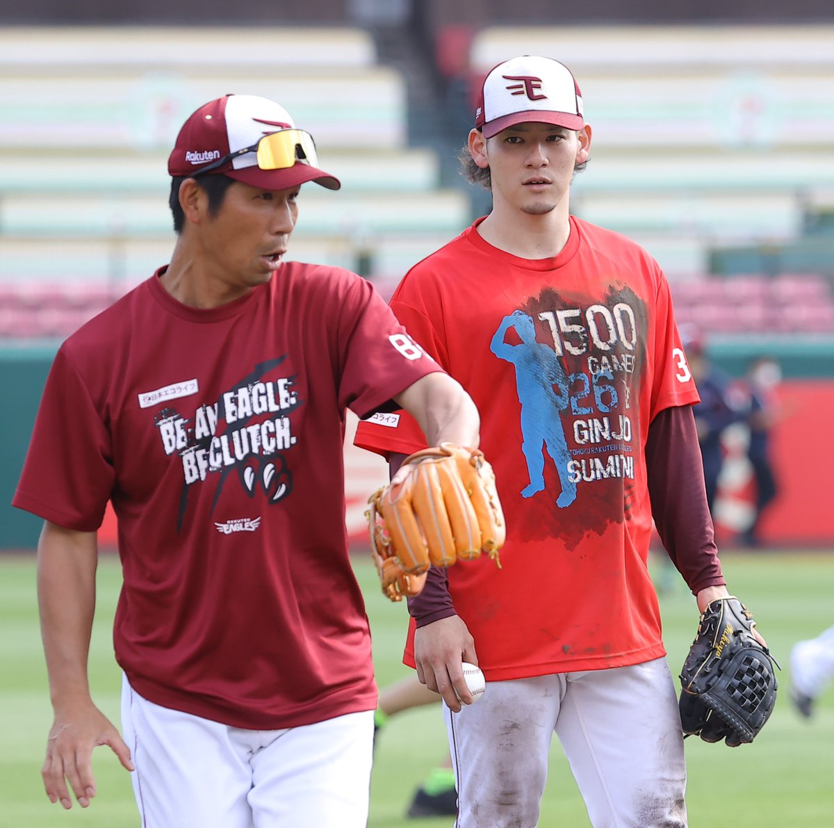 サンスポ×EAGLES on Twitter: "【楽天ｰ阪神】7日、今江敏晃コーチと塩川達也コーチの話に熱心に耳を傾ける伊藤裕季也選手。 https://sanspo.com https ...