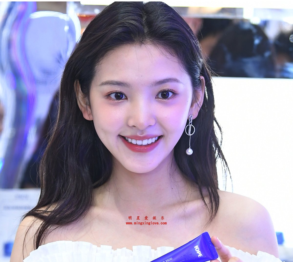 mingxinglove on Twitter: "#章若楠 艾诺碧化妆品发布会花絮照片，性感露肩裙、光脚高跟造型，高清4K分辨率原图无修 #生图 下载 #明星生图 照相机型号 NIKON ...