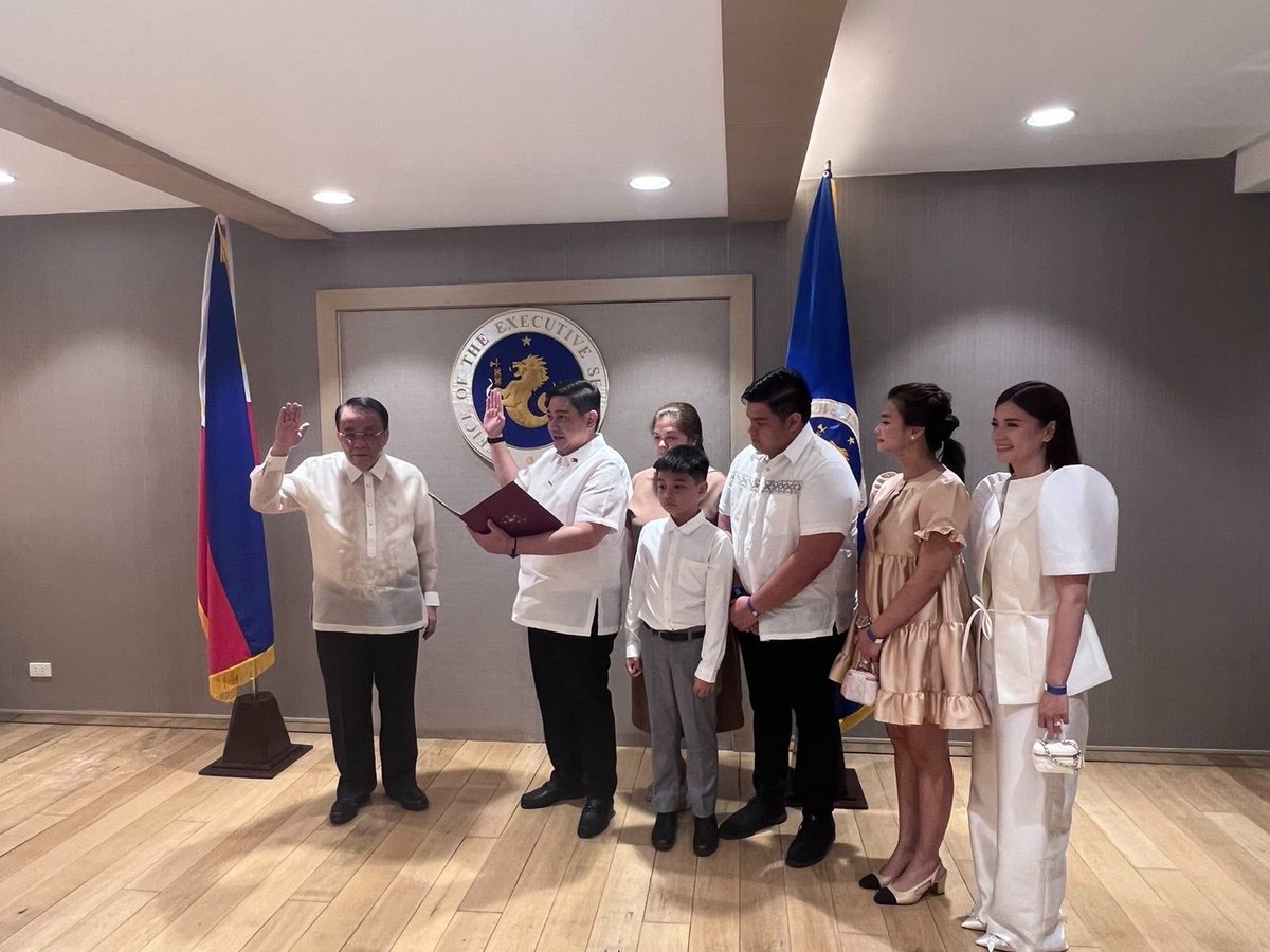 Betheena Unite on Twitter: "LOOK: Executive Secretary Lucas Bersamin administers the oathtaking ...