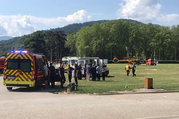 Factuel on Twitter: "🔴 LIVE | Attaque au couteau à Annecy : quatre enfants ont été blessés ...