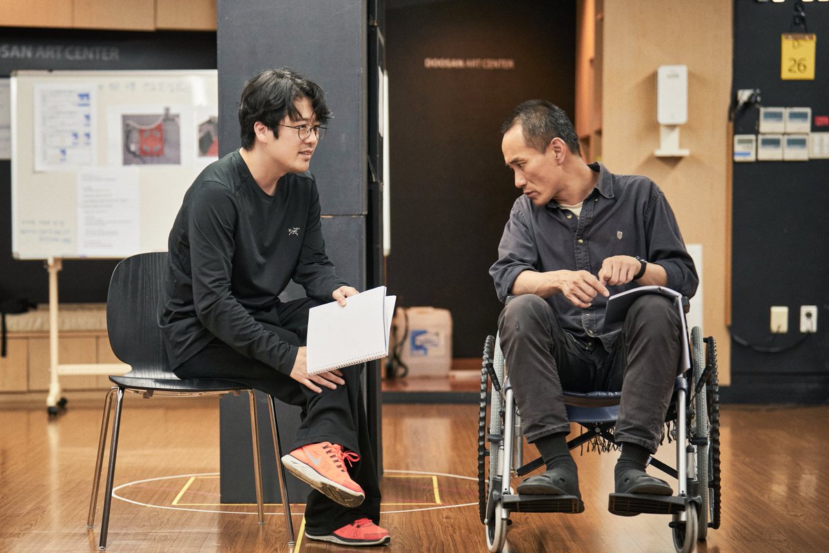 두산아트센터 On Twitter 40일간 이어진 대화재 속 미래의 지구 인류는 어떤 종 種 을 선택할까 연극 너의왼손이