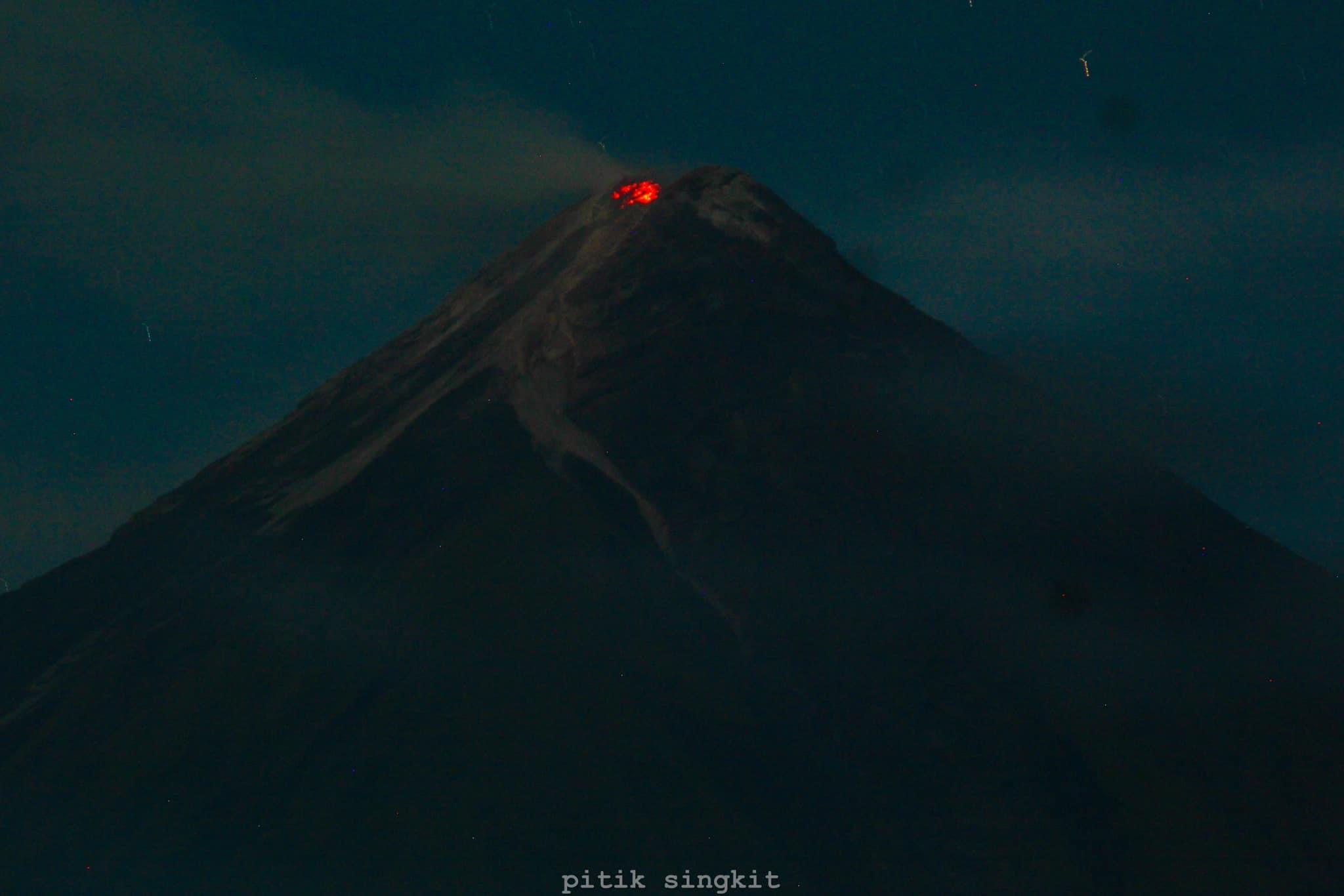 Manila Bulletin News on Twitter: "LOOK: A resident from Albay province captured photos of the ...