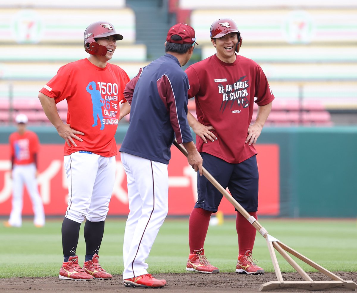 サンスポ×EAGLES on Twitter: "【楽天ｰ阪神】8日、グランドを整備する山崎剛選手に声をかける鈴木大地選手と炭谷銀仁朗選手。 https://sanspo.com https ...