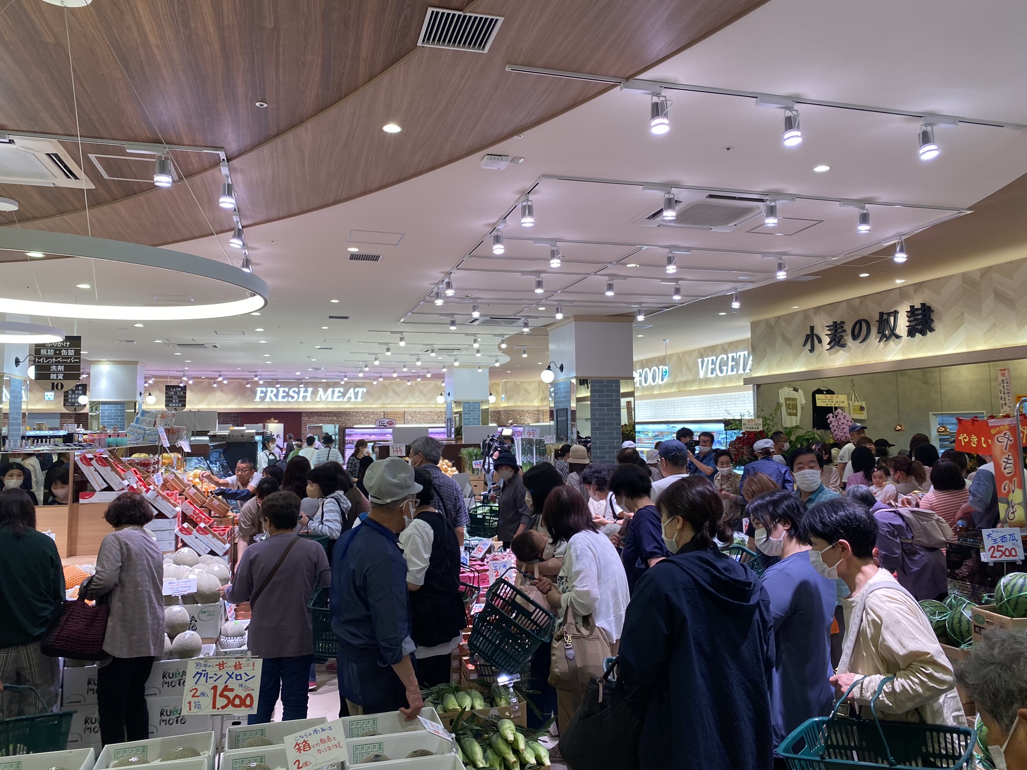 LATOV on Twitter: "#ラトブ 1階 #デリシャスパーク 本日オープンしました!🎊開館前から大勢のお客様に並んでいただき、大盛況のスタートが切れました!ありがとうございます🙇 ...