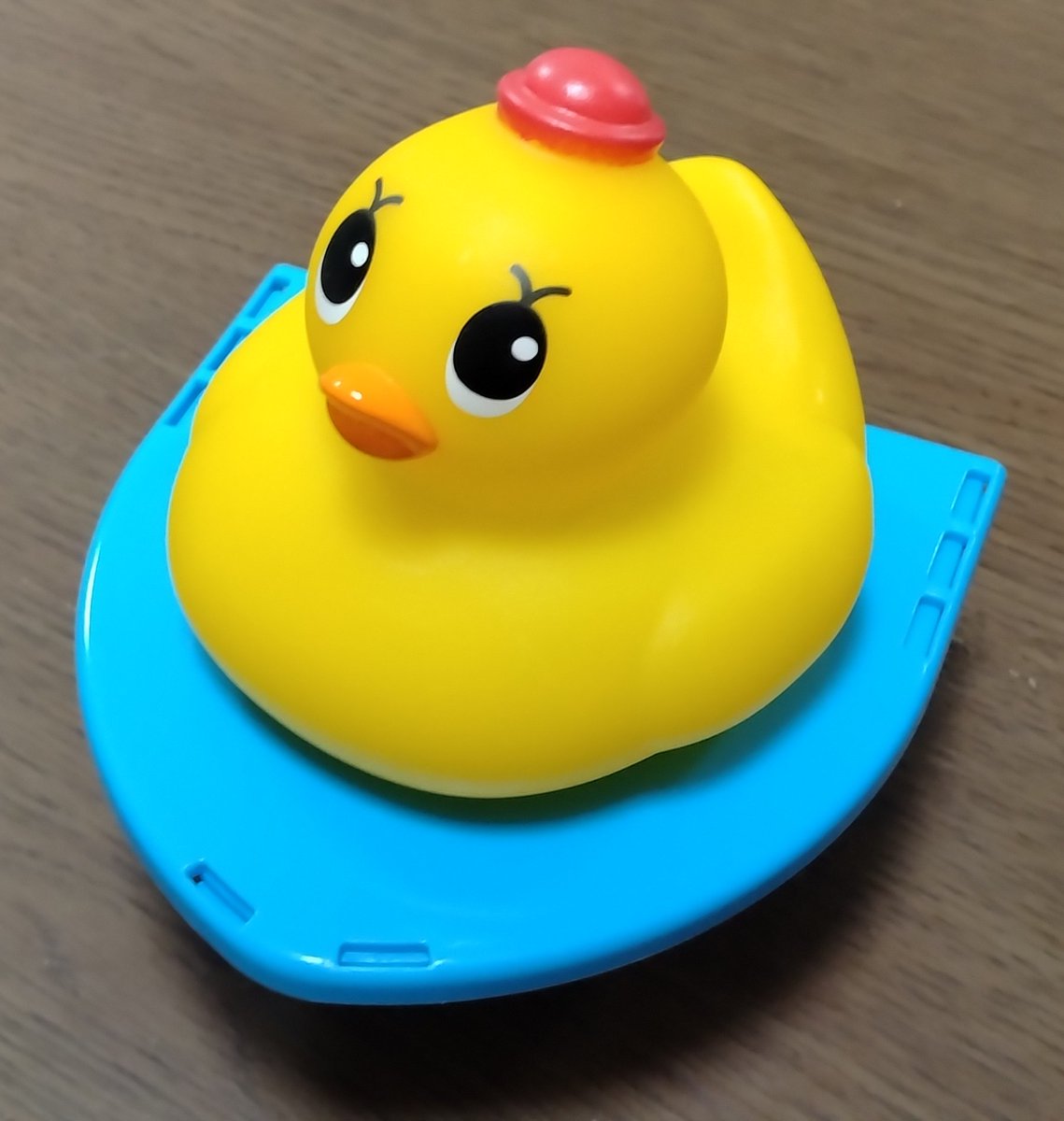 たっぱ On Twitter よく行く店で何度も「カワイイ。可愛いがしかし必要か」と脳内で呟いては腕組みしていたこの子。なんと今日、いつの棚ではなく、品物入れ替え棚へと移動し、特売され