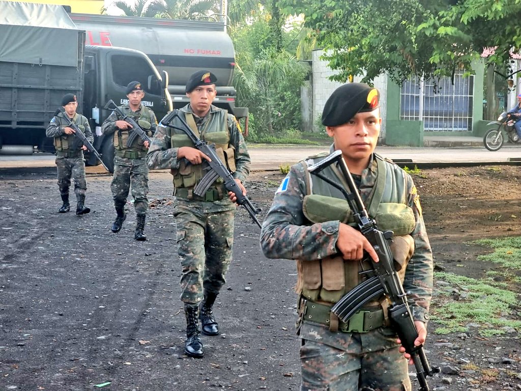 Ejército Guatemala on Twitter: "#EjércitoGT a través de la Brigada de Paracaidistas realiza ...