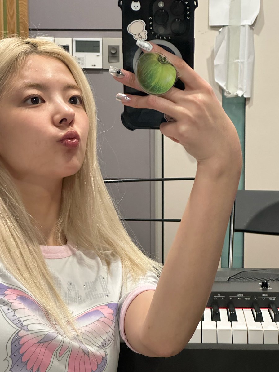 lia pics🫧 on Twitter: "🍯 bbl update BARE FACED LIA 😭😭😭"