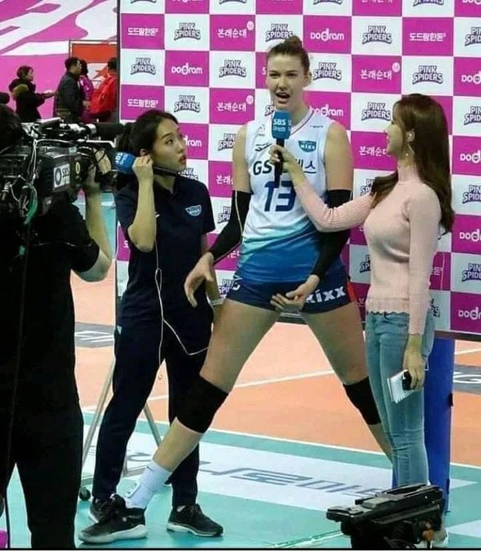 Joninsky 🇨🇭🧉 on Twitter: "Wahou tall Merete Lutz she's verry tall 206 cm 😍😍😍 #volleyball https ...