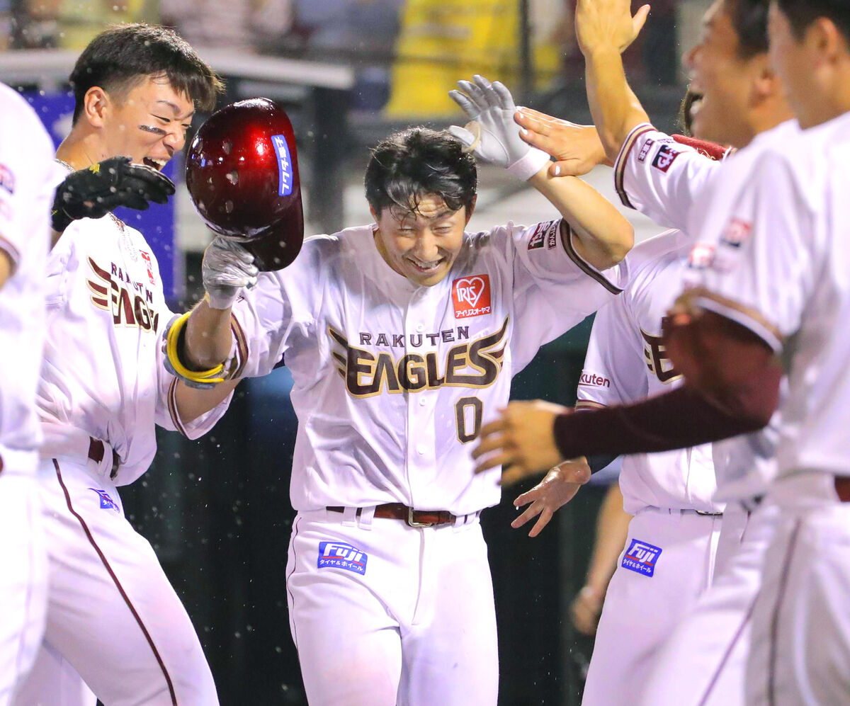 スポーツ報知 プロ野球取材班 on Twitter: "【 #楽天 】 #小深田大翔 、逆転サヨナラ3ラン！石井監督「こぶちゃんには昨日、焼き肉をおごったかいがありました」 #楽天イーグルス ...